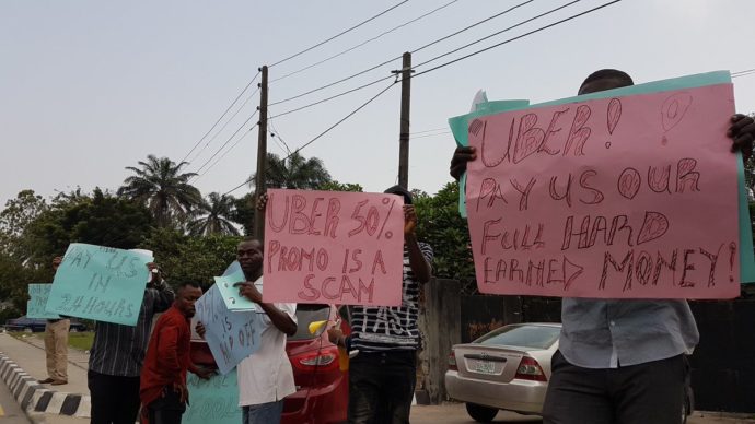 Les chauffeurs Uber de Lagos manifestent actuellement contre la baisse ...